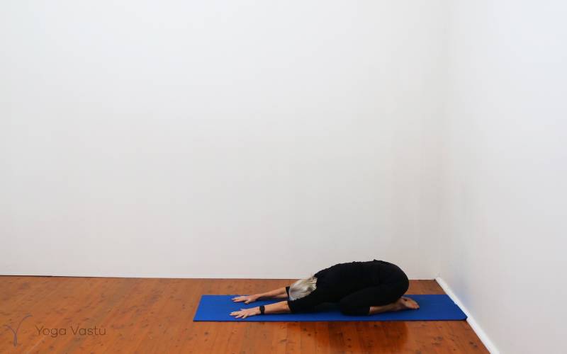 Mountain Pose in Hero Pose (Parvatasana in Virasana) | Iyengar Yoga